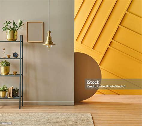 장식은 프레임 의자와 나무 테이블 스타일 갈색과 노란색 벽이 있는 방에서 금속 굶주림 스타일을 닫습니다 0명에 대한 스톡 사진 및 기타 이미지 Istock