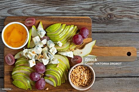 얇게 썬 블루 치즈 도르 블루 또는 로크 포르와 과일 견과류 및 꿀을 보드에 넣습니다 와인을위한 절묘한 전채 다양에 대한 스톡 사진 및 기타 이미지 Istock