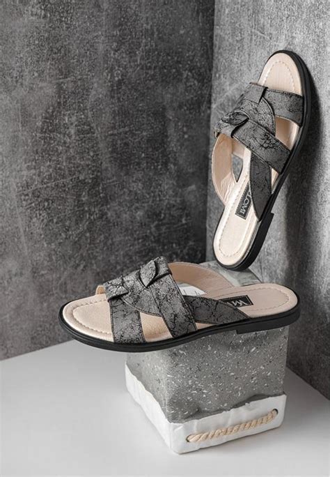 Стильні чорні шльопанці з мармуровим принтом — ціна 1150 грн у каталозі Шльопанці Купити жіночі