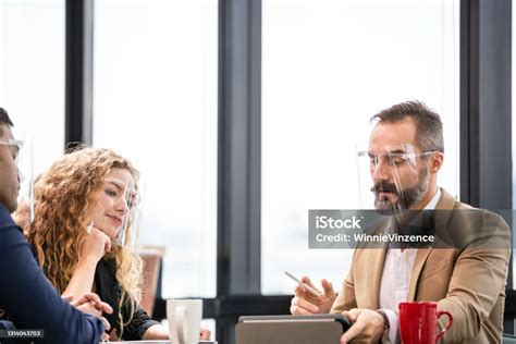 디지털 태블릿에서 얼굴 방패 를 입고 프로젝트를 발표하고 팀과 브레인 스토밍을하는 그룹 비즈니스 인력 재무 회의 토론 및 세미나 코로나바이러스 중 새로운 정상 작동 안면