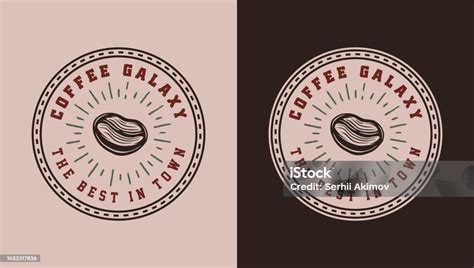 빈티지 복고풍 스타일의 커피 엠블럼 로고 배지 세트 포스터 또는 인쇄물처럼 사용할 수 있습니다 흑백 그래픽 아트 벡터 일러스트레이션 상세한 목판 스타일 디자인 고급에 대한