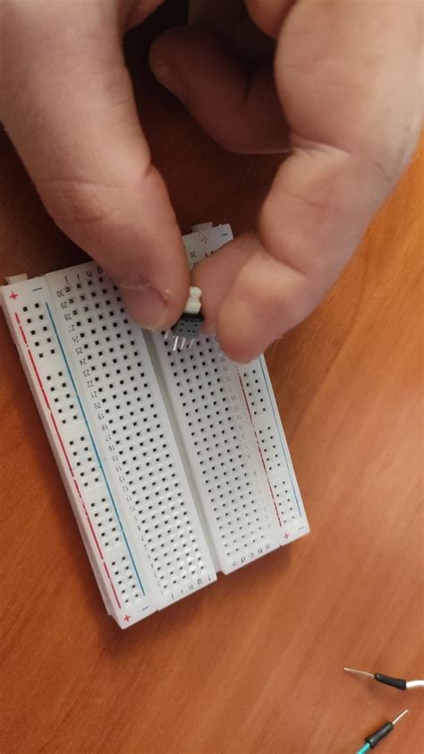 can this 6 pin button go in this breadbord 600pins r robotics