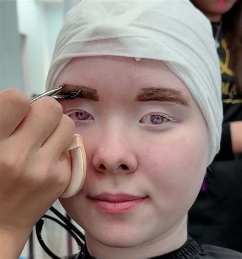 Albino Girl Dyes Her Hair Brunette—the Internet Cant Stop Talking About Her Jaw Dropping