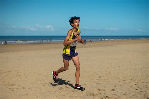 무료 이미지 바닷가 바다 연안 모래 사람 달리는 휴가 조깅 물줄기 스포츠 지구력 육체적 운동 인간 행동 울트라 마라톤 4696x3137