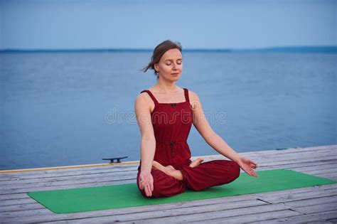 Asana Hermoso Padmasana De La Yoga De Las Pr Cticas De La Mujer Joven Actitud De Lotus En La