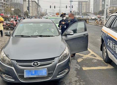 温馨提示：安全文明出行，拒乘非法营运车辆！执法地铁口李某