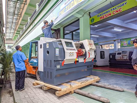 Potret Cara Kerja Mesin CNC Milling Dan CNC Turning SMK ISLAM 1 BLITAR