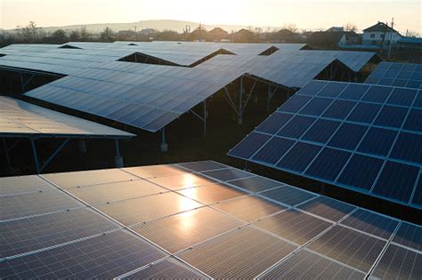 청정 생태 전기 에너지를 생산하기위한 태양 광 발전 패널의 행과 대형 지속 가능한 전기 발전소의 공중 보기 제로 배출 개념재생 전기 개발에 대한 스톡 사진 및 기타 이미지