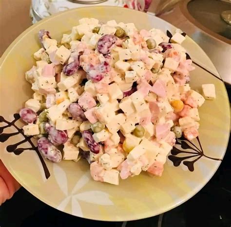 Гоё Нийслэл Салат Төмс 1 кг Хиам эсвэл мах 300гр Вандуй 50 гр Сонгино 50 гр Давсалсан өргөст