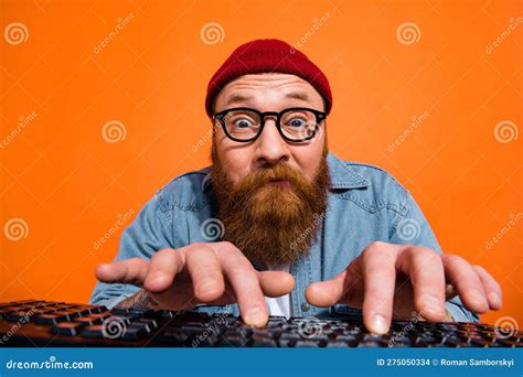 Foto De Geek Nerd Tipo Vestido Denim Chaqueta Gafas Comunicando Moderno Gadget Aislado Color De