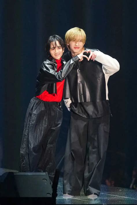 ＜第38回マイナビ東京ガールズコレクション2024s S＞ステージを盛り上げる板垣李光人（左）と道枝駿佑（撮影・会津 智海） スポニチ
