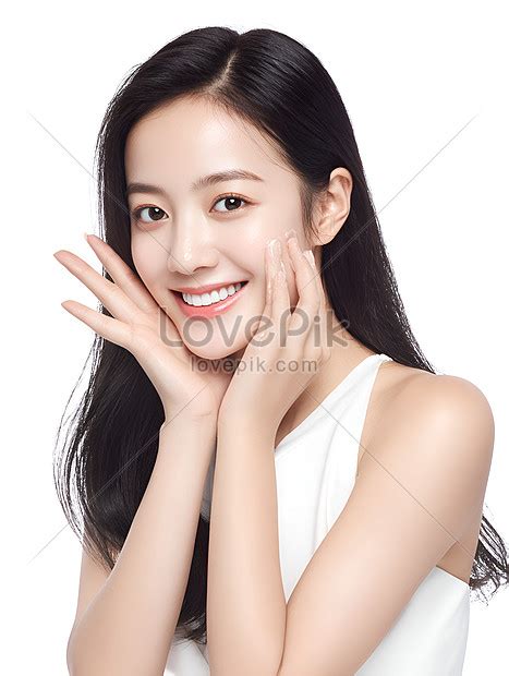 Gambar Wanita Mengenakan Rompi Putih Memegang Wajahnya Dengan Tangan Tersenyum Terbaik Unduh