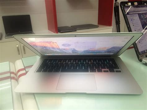 Macbook Air A EMC không xước không móp tí nào đẹp như ngọc trinh
