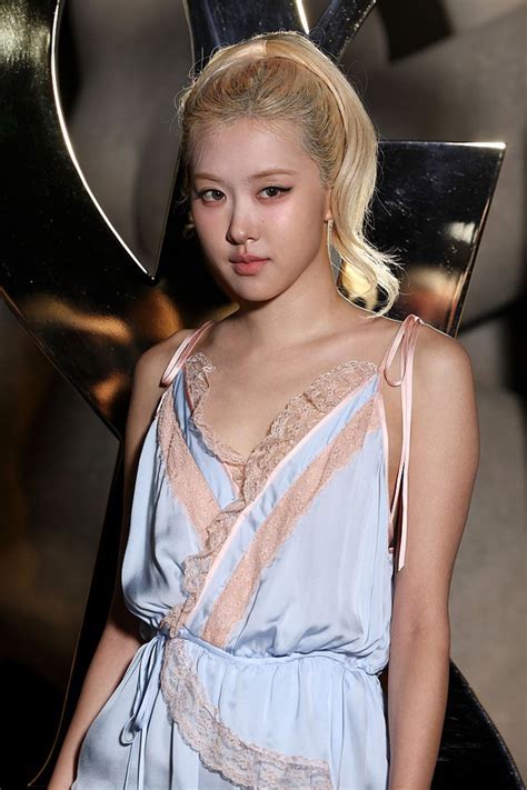 Adu Gaya 4 Personel Blackpink Di Paris Fashion Week Rose Berbalut Lingerie
