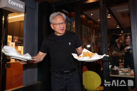 젠슨 황 이재용·정의선과 소맥 러브샷…k치킨 이어 K주류까지 기대감↑