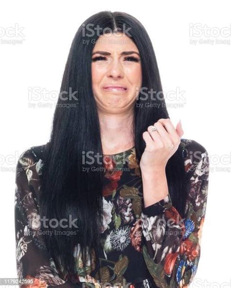 혐오 공포 시원한 태도인 흰색 배경 의 앞에 서 있는 2029세 성인 아름다운 백인 젊은 여성 여성의 1인 정면 헤드샷 초상화 20 29세에 대한 스톡 사진 및 기타 이미지