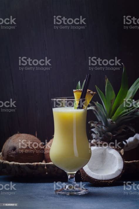 코코넛과 파인애플나무 테이블에 안경에 열대 카리브해 칵테일 피나 콜라다 0명에 대한 스톡 사진 및 기타 이미지 0명 과일 노랑 Istock