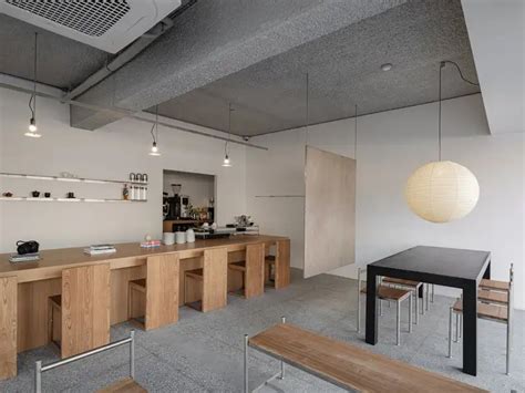 모던 인더스트리얼 내추럴 우드 가구로 포인트를 준 19평 로스터리 카페 인테리어 서대문구 연희동