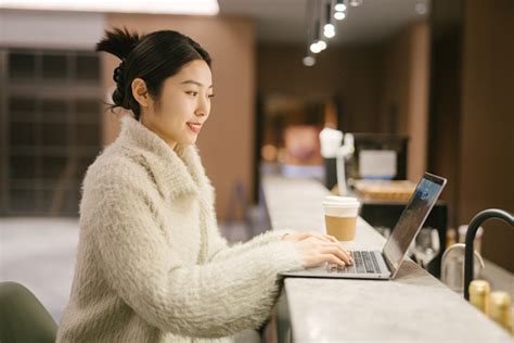 한 20대 젊은 아시아 여성이 낮 시간에 커피를 옆에 두고 카페에서 노트북으로 작업을 하고 있습니다 20 29세에 대한 스톡 사진 및 기타 이미지 Istock