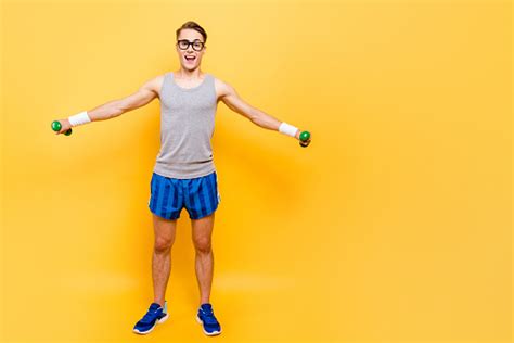 펑키 밝고 좋은 긍정적인 백인 남자의 안경 밝은 선명한 노란색 배경 위에 고립 된 작은 아가씨와 실제 연습을 하 고 전체 길이