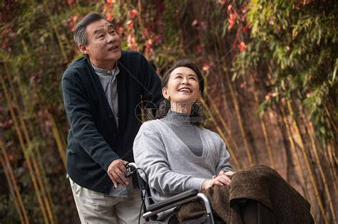 老年男推着坐轮椅的老伴高清图片下载 正版图片507658368 摄图网