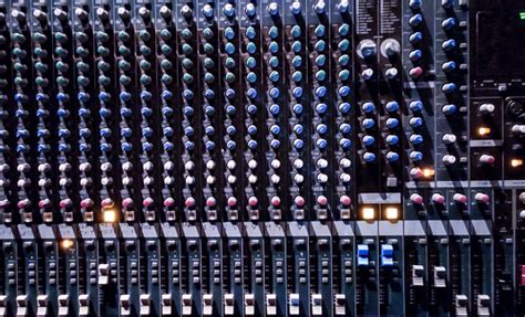 오디오 콘솔스튜디오 오디오 믹서 노브와 페이더를 조정하는 장비 증폭 사운드 엔지니어의 작업장 및 장비 음악의 어쿠스틱 혼합 선택적 초점 배너 Dj에 대한 스톡 사진 및 기타