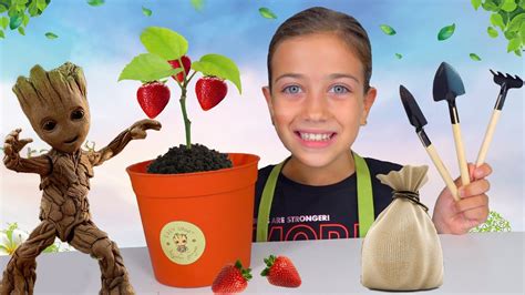 ემილია და დანიელა მებაღეები ვრგავთ მარწყვის ჩითილს Youtube