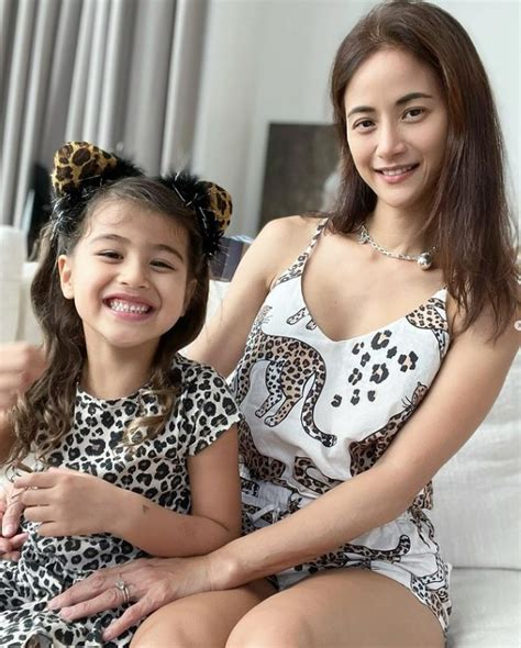 น่ารักแพ็คคู่ น้ำฝน กุลณัฐ พาลูกสาวเที่ยวทะเล น้องทาเรีย โตขึ้นเยอะ