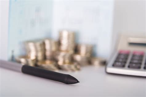 저축 동전의 열을 증가 그래프와 계산기로 배열 동전의 더미 0명에 대한 스톡 사진 및 기타 이미지 0명 경제 계산기