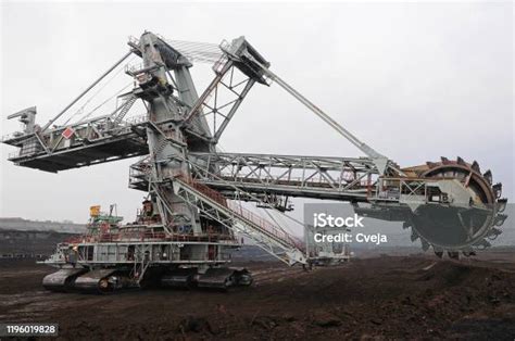 노천 광산에 있는 거대한 굴삭기 석탄 표면 광산의 바퀴 양동이 굴삭기 대형에 대한 스톡 사진 및 기타 이미지 대형 거인 0명 Istock