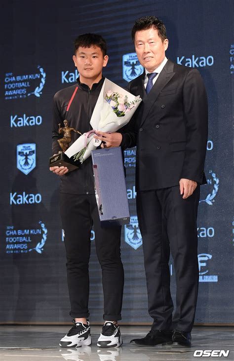 [사진]차범근 축구상 골키퍼 부문 수상한 이은석 Osen