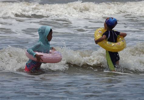 Деца се забавляват на плажа през лятната ваканция