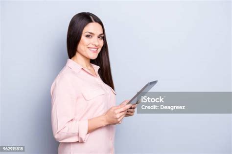 복사 공간 세로 빈 회색 배경에 고립 된 카메라 보고 손에 태블릿을 데 클래식 셔츠에 꽤 매력적인 자신감 유행 여자의 장소 셔츠에 대한 스톡 사진 및 기타 이미지 Istock