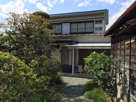 小道の先にある美しい庭付き戸建旧三福不動産小田原市にある不動産リノベーションの会社