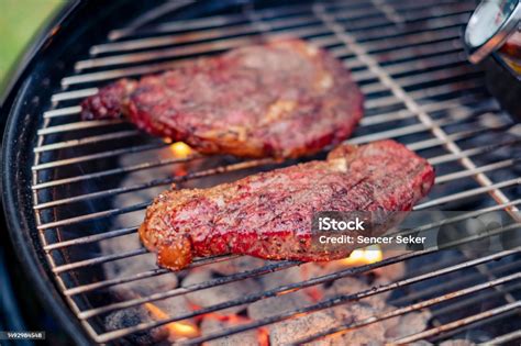 맛있는 스테이크와 립아이 바베큐 스톡 사진 소스는 고기 위에 퍼집니다 그릴 아래에서 불이 나고 있습니다 0명에 대한 스톡 사진 및 기타 이미지 Istock