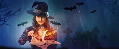 마법의 책과 할로윈 마녀 소녀 주문 초상화 마녀 모자를 쓴 아름다운 젊은 여성이 마술을 만들어 내며 연상시다 으스스한 어두운 마법의 숲 배경 위에 넓은 할로윈 파티 예술