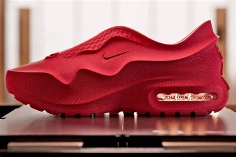 کفش نایکی ایر مکس ۱۰۰۰ تقریباً به‌طور کامل با چاپ سه‌بعدی ساخته شده است عکس