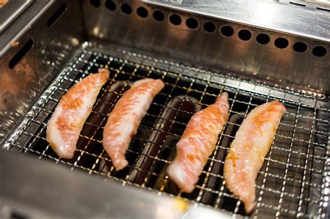 근접 촬영 및 자르기 쇠고기와 돼지 고기 슬라이스 스토브에서 굽기 야키니쿠에 대한 스톡 사진 및 기타 이미지 야키니쿠 0명 갈비 음식 Istock