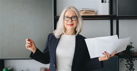 간부 경력 계획하는 고령자 관리자 기업 기업가 돋보기 안경 리더십 문서 미소 짓는 백지 블랙 블레이저 비즈니스 사람 사무실 서류를 들고 성공