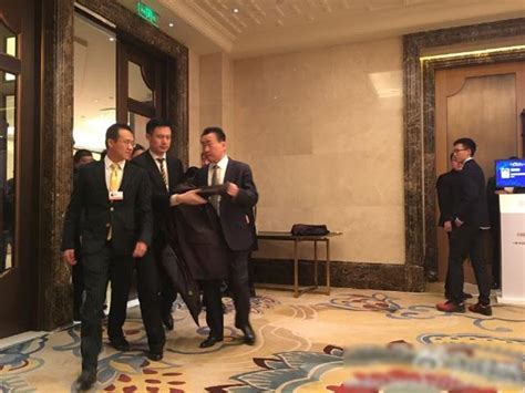 网友偶遇王思聪老爸王健林出入某酒店，后面跟一群排场很大