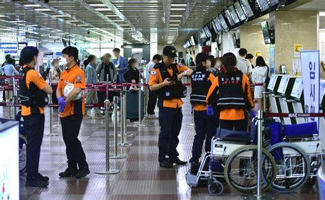 韩国一客机降落前舱门被打开 9名乘客被送医 通讯社 新华社 韩亚航空 新浪新闻