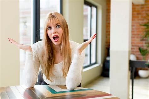 Sentirse Feliz Emocionado Sorprendido O Conmocionado Sonriendo Y Asombrado Por Algo Incre Ble