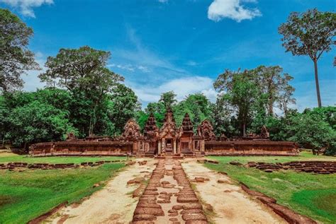 ប្រាសាទបន្ទាយស្រី មានទីតតាំងស្ថិតនៅ ក្នុងភូមិបន្ទាយស្រី ឃុំបន្ទាយស្រី ស្រុកបន្ទាយស្រី