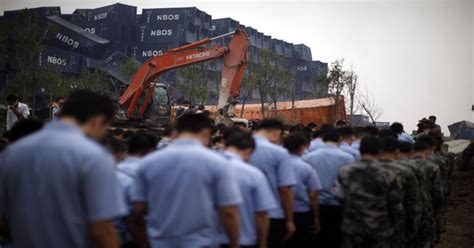 톈진 폭발 희생자 추모 속 맹독물질 수습 안간힘