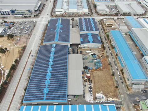 경기산업의 공장 지붕 태양광 발전소 준공을 기념합니다 2025년 2월 경기산업은 지속 가능한 경영 실현을 위해 공장 지붕에 태양광 발전소를 성공적으로 구축하였습니다