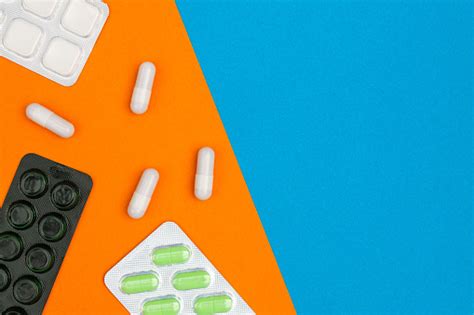 알 약의 3 팩 거짓말 하 고 4 개의 흰색 알 약 오렌지 배경에 거짓말 파란색 배경 비어 0명에 대한 스톡 사진 및 기타 이미지 Istock