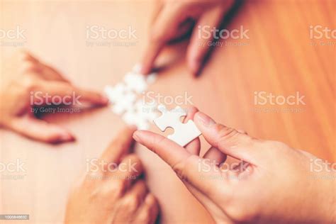 나무 책상에 지 그 소 퍼즐을 해결 하는 기업인 손의 높은 각도 보기 각도에 대한 스톡 사진 및 기타 이미지 각도 개념 개념과 주제 Istock