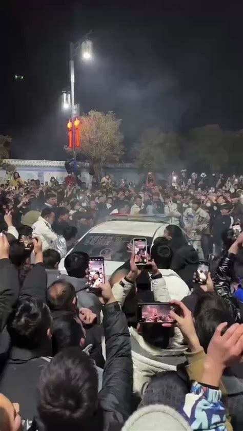 雅典娜焦点雅典娜 on Twitter 河南愤怒群众砸了警车