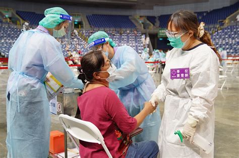 【新聞稿】高雄巨蛋疫苗接種站 眾家歌手藝人齊聲應援抗疫 高雄流行音樂中心
