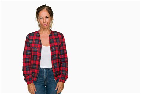 중 년 성인 여자 문제 때문에 고립 된 배경 의심과 긴장 찡그림 화가 캐주얼 자 켓을 입고 부정적인 사람입니다 한 명의 여자만에 대한 스톡 사진 및 기타 이미지 Istock